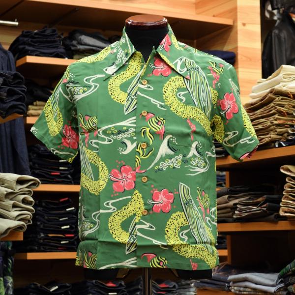 作品名：SURFBOARD LEIS作者：ジョン・メイグス素材：レーヨン羽二重プリント：抜染ボタン：ココナッツ発売：1999年【コンディション】箱無し当時入荷した新品ですが、箱は20年近い経年で状態が悪く破棄しました。それに合わせて価格を再...