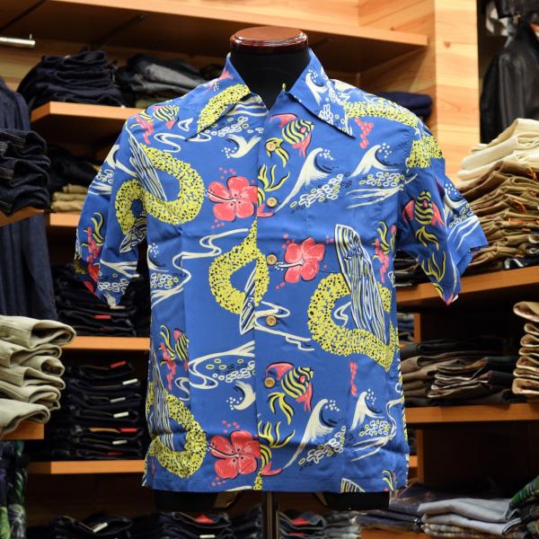 作品名：SURFBOARD LEIS作者：ジョン・メイグス素材：レーヨン羽二重プリント：抜染ボタン：ココナッツ発売：1999年【コンディション】箱無し当時入荷した新品ですが、箱は20年近い経年で状態が悪く破棄しました。それに合わせて価格を再...