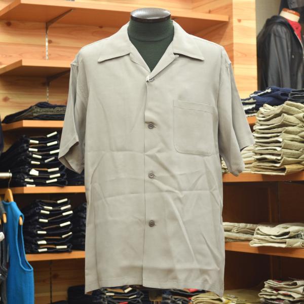 シンプルでコーディネートしやすい無地のオープンシャツベースとなっているのは1950年代中期のヴィンテージスポーツシャツ身頃は軽やかな平織りのレーヨン100％生地。刺繍などのデコレーションが無い分、上質な素材感が際立つ。ボタンは’50年代のボ...