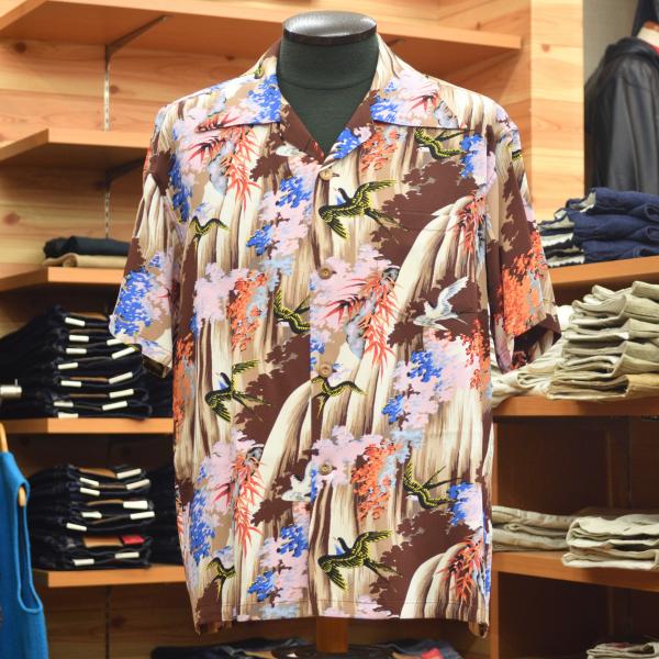 作品名：SWALLOW WILDLY FLUTTERINGヴィンテージ：KILOHANA年代：1950年代前期素材：レーヨン壁縮緬プリント：オーバープリントデザインパターン：オリエンタル・デザインボタン：バンブーシャツ全体を絵のキャンバスに...