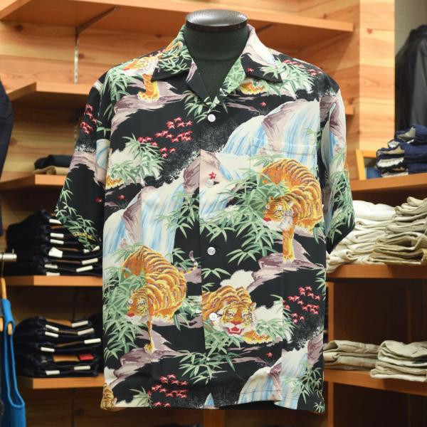 作品名：SASA TORAヴィンテージ：ARTVOGUE年代：1950年代後期素材：レーヨン壁縮緬プリント：オーバープリントデザインパターン：オリエンタル・デザイン復刻：2025年サンサーフのスペシャル・エディションとしては初の復刻となる作...