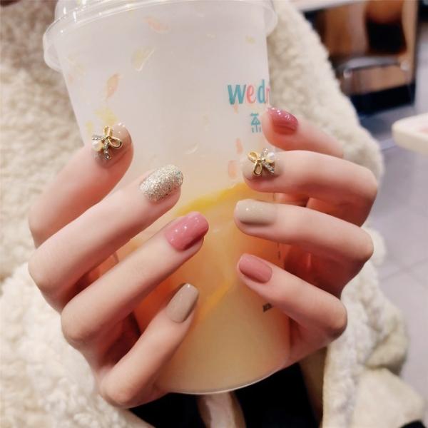 簡単に付け外しできるネイルチップのセットです。1回分(12枚)のグミシール付きなので届いたらすぐにお使い頂けます！！グミシールやネイルグルーがあれば、繰り返し何度も使えてコスパも抜群。当店M's SORELLE-エムズソレラ-では豊富なデザ...