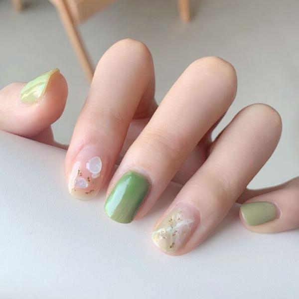 簡単に付け外しできるネイルチップのセットです。1回分(12枚)のグミシール付きなので届いたらすぐにお使い頂けます！！グミシールやネイルグルーがあれば、繰り返し何度も使えてコスパも抜群。当店M's SORELLE-エムズソレラ-では豊富なデザ...