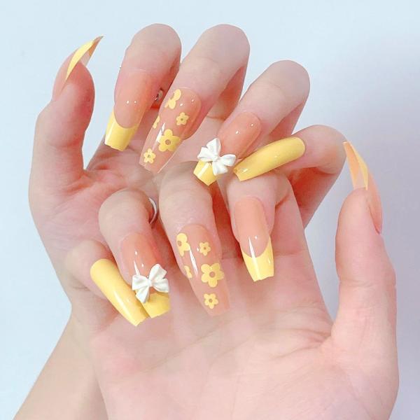 簡単に付け外しできるネイルチップのセットです。1回分(12枚)のグミシール付きなので届いたらすぐにお使い頂けます！！グミシールやネイルグルーがあれば、繰り返し何度も使えてコスパも抜群。当店M's SORELLE-エムズソレラ-では豊富なデザ...