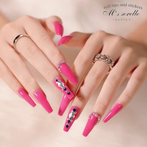 簡単に付け外しできるネイルチップのセットです。1回分(12枚)のグミシール付きなので届いたらすぐにお使い頂けます！！グミシールやネイルグルーがあれば、繰り返し何度も使えてコスパも抜群。当店M's SORELLE-エムズソレラ-では豊富なデザ...
