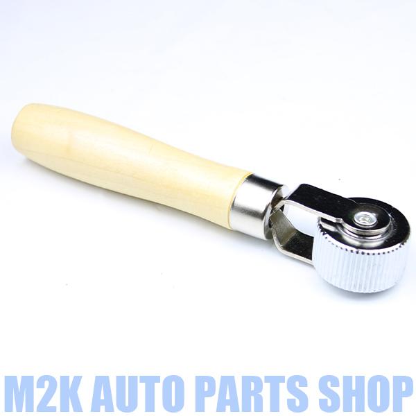 ◆商品名 :パッチ圧着用工具◆用途 : このローラーを使用して、タイヤパッチの修理の下から空気を除去し、適切な接着を確実にすることができます軽くて持ち運びやすい木製のハンドル　設計内にベアリングを組み込むことで、より簡単に、より省力的にトラ...