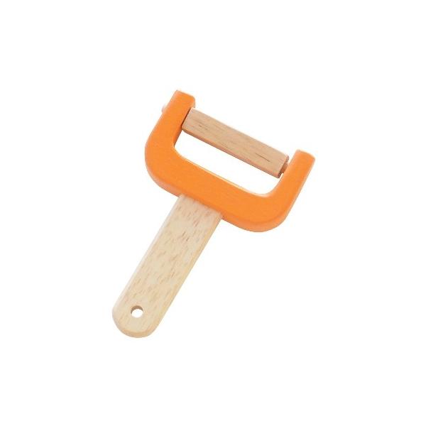 おままごとあそびにつかう「ピーラー」のおもちゃです。こどもたちの遊びやすいちょうどいい大きさの木製キッチンツール。皮むきや芽とりが楽しめるピーラーです。皮むき部はくるくる回転するので、本物そっくり！細かい作業もまねっこできます。※セット内容...