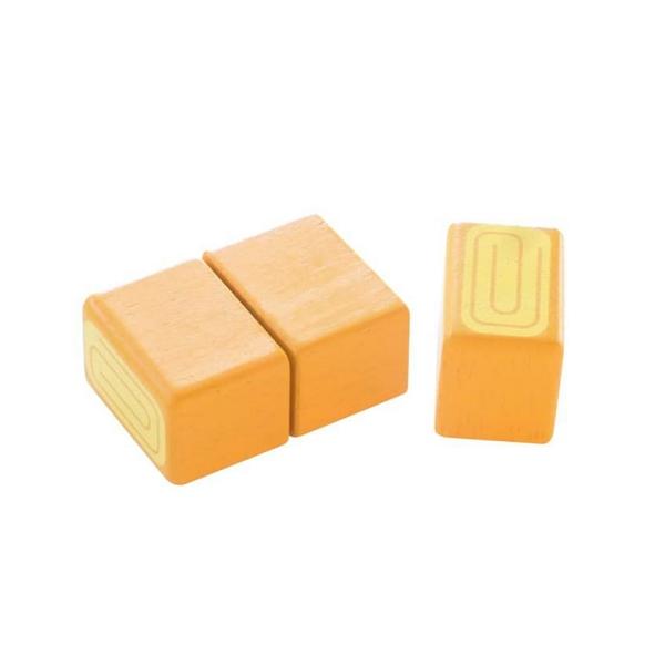 おままごとあそびにつかうたまご焼きのかたちをした木のおもちゃです。※セット内容：たまご焼き×１個です。サクサク3つに切れます。※与える目安：２歳前後※サイズW83×D33×H21 mm（簡易パッケージ）重量：50g（パッケージ含む）