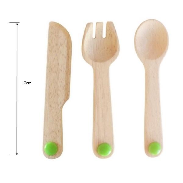 おままごとあそびに道具を追加しましょう！おままごとあそびにつかう「ナイフ」「フォーク」「スプーン」のおもちゃです。こどもたちの遊びやすいちょうどいい大きさの木製キッチンカトラリー。お子さまがケガをしにくいよう角を面取りし丁寧に磨くなど、高品...
