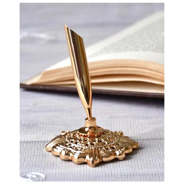 クラシカルなデザインのおしゃれなベースのペンスタンド。高級感のあるピンクゴールドカラーで、デスクやカウンターを華やかにしてくれます。同じシリーズのフェザーペンにぴったりなサイズです。フェザーペンを立ててデスクや玄関に置けば、いつでもすぐに使...