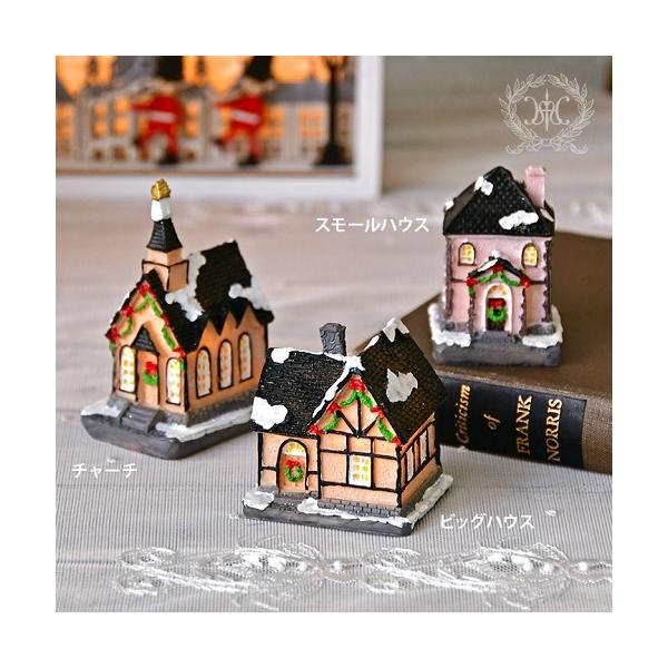 ヨーロッパの街並みをイメージしたミニチュアハウスのLEDライト付きクリスマスオブジェ。クリスマスの装飾がされたシックなカラーの家に雪が積もっています。ライトを点灯すると光が透け漏れてあたたかな雰囲気になります。3種並べて、ミニチュア人形など...