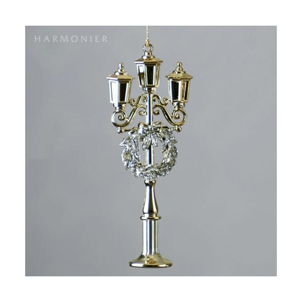 明るいゴールドカラーのおしゃれな街灯のクリスマスツリーオーナメント。クラシカルなデザインの街灯で、クリスマスリースの飾りが付いています。軽くて扱いやすい素材で、お子様と一緒に飾りつけを楽しみたい方にもおすすめです。150cm程度までのクリス...