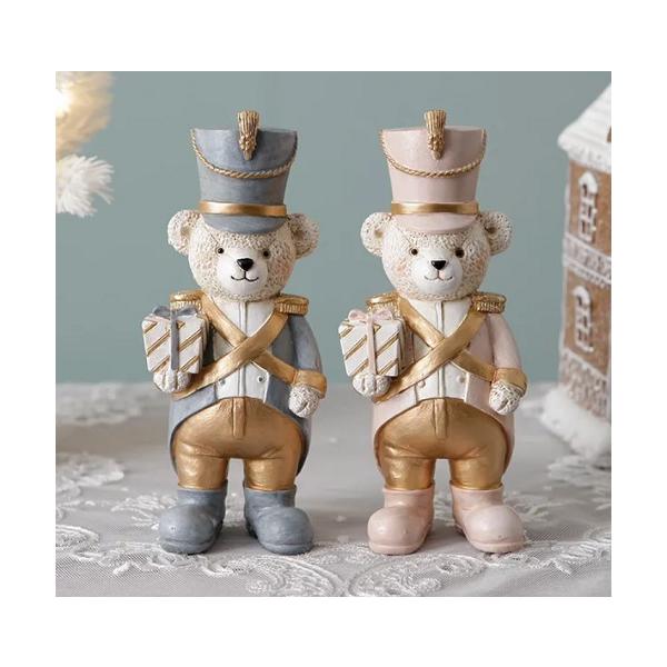 クラシカルな兵隊の衣装を着たかわいいテディベアのクリスマスオブジェ。上品なくすみピンクとブルーにゴールドを合わせた大人可愛いデザインです。デスクや書棚などに気軽に飾ることのできるコンパクトなサイズで、さりげなくクリスマス気分を演出したい方に...