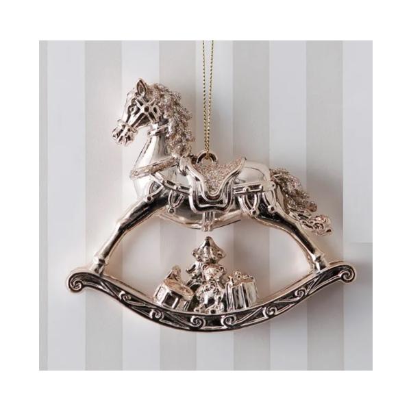 上品なローズゴールドカラーのロッキングホースのクリスマスオーナメント。たてがみや尾にはラメが装飾され、足元にはクリスマスツリーやプレゼントが並んだおしゃれなデザイン。手頃でも高級感のあるオーナメントです。クリスマスツリーによく映える明るいカ...