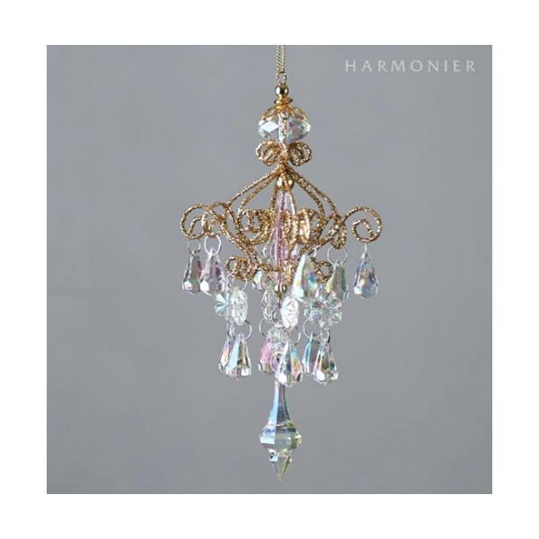 クラシカルなフォルムのゴールドのシャンデリアに虹色に光るイリッドカラーのストーンをふんだんに付けた高級感のあるクリスマスオーナメント。軽い素材なので、クリスマスツリーの装飾だけでなく、天井や窓辺に吊るしても素敵です。オーナメントスタンドに飾...