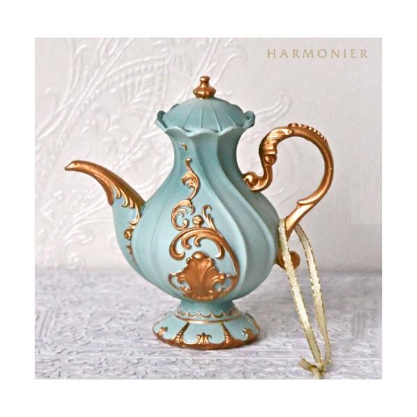 おしゃれなパステルブルーのクラシカルなデザインのティーポットのクリスマスツリーオーナメント。スイーツの様なかわいいブルーにゴールドのデコレーションが華やかで、クリスマスツリーによく映えます。オブジェとしても飾ることもでき、季節を問わず楽しめ...