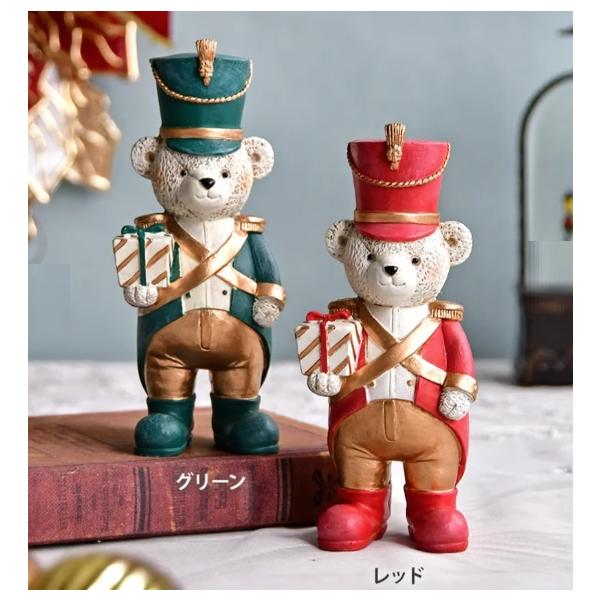 クリスマスプレゼントを持ったかわいいくまのミニチュアオブジェ。トラディショナルな兵隊の衣装を着たおしゃれなベアで、デスクや書棚に飾りやすいコンパクトなサイズです。シャビーに仕上げたかわいらしい雰囲気で、クラシカルなインテリアにもナチュラルテ...