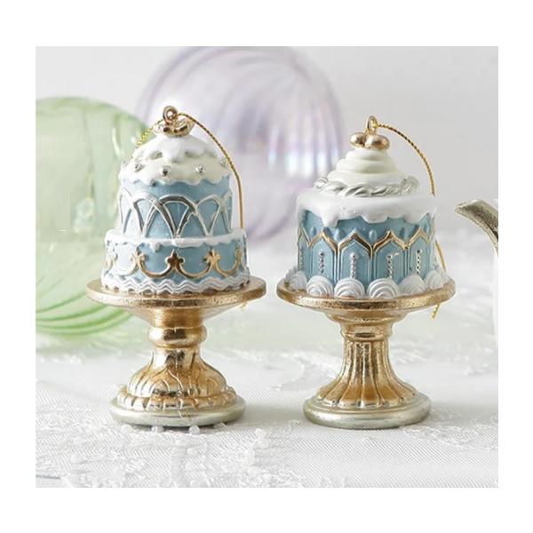 上品なブルーとシャンパンカラーのおしゃれなケーキのオーナメント。クラシカルなデザインと華やかなカラーでクリスマスツリーによく映えます。90cm〜150cm程度のクリスマスツリーの装飾に最適なサイズです。※ハンドペイント仕上げの為、全ての商品...