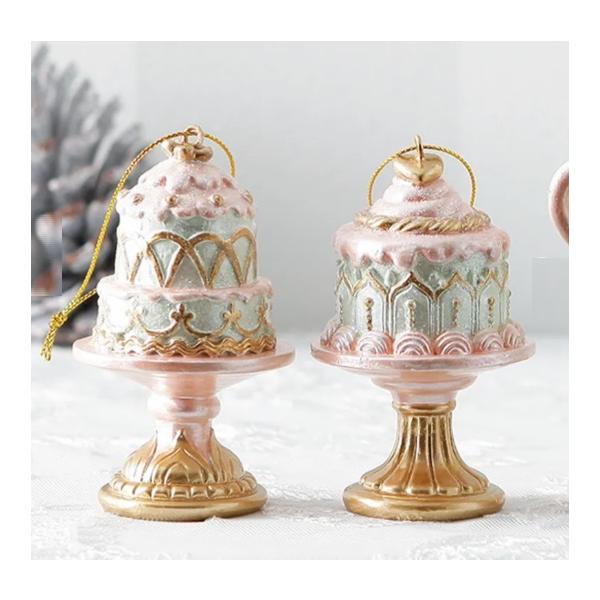 上品なパステルカラーのおしゃれなケーキのオーナメント。クラシカルなデザインと華やかなカラーでクリスマスツリーによく映えます。90cm〜150cm程度のクリスマスツリーの装飾に最適なサイズです。※ハンドペイント仕上げの為、全ての商品に塗装のは...