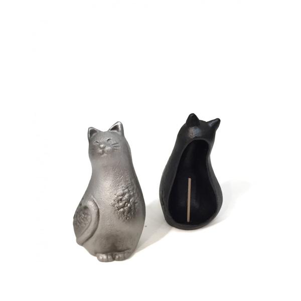 　一見ただの猫の置物ですが、猫の背中部分が空洞になっていてお線香を立てる穴が下部に開けてあります。　高岡で手作りされた可愛らしい猫型の香立て。木製の飾り台も付属されているので、お好みに応じてお使いいただけます。またお好きなプレートと合わせて...