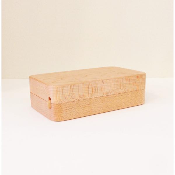 北海道旭川の高橋工芸さんの45°バターケースです。木をくり抜いて作ったバターケースなので、清潔感があり良いですね。また収納できるバターナイフも付属されています。木のバターケースが人気な理由は、冷蔵庫に入れていてもバターが硬くなり過ぎないため...