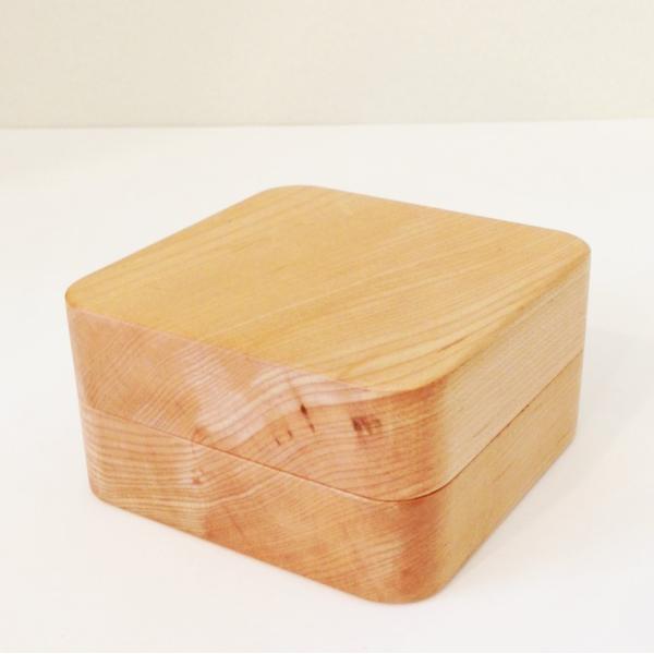 北海道旭川の高橋工芸さんの45°バターケースです。木をくり抜いて作ったバターケースなので、清潔感があり良いですね。木のバターケースが人気な理由は、冷蔵庫に入れていてもバターが硬くなり過ぎないため。使いたい時にコチコチで使うのに苦労した経験は...