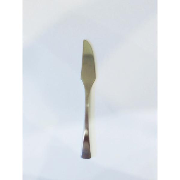 こちらは、国産のカトラリーで有名な新潟県燕市で作られている、曲線が美しい流れるようなデザインのカトラリー、エジンバラシリーズのディナーナイフです。さり気なさの中に洗練さが共存しています。毎日使っても飽きのこない、そんな素敵なデザインです。こ...