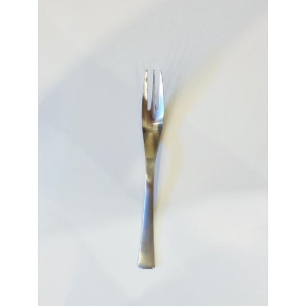 こちらは、国産のカトラリーで有名な新潟県燕市で作られている、曲線が美しい流れるようなデザインのカトラリー、エジンバラシリーズのディナーフォークです。さり気なさの中に洗練さが共存しています。毎日使っても飽きのこない、そんな素敵なデザインです。...