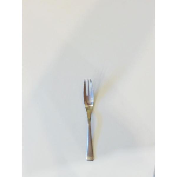こちらは、国産のカトラリーで有名な新潟県燕市で作られている、曲線が美しい流れるようなデザインのカトラリー、エジンバラシリーズのケーキフォークです。さり気なさの中に洗練さが共存しています。毎日使っても飽きのこない、そんな素敵なデザインです。こ...