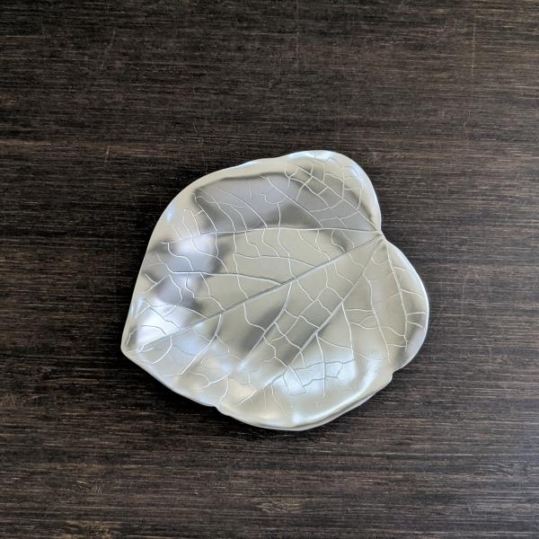 　ハートリーフをそのままステンレスで再現した小皿は10cm弱の小さなサイズ。　ちょっと前菜を盛り付けたり、珍味やオリーブ、小さな最中やマカロンなどの小さい洋菓子をのせても可愛いですね。　薄くて軽く、そして落としても割れないのが良いですね。　...