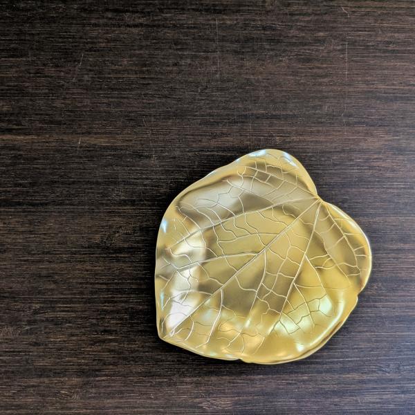 　ハートリーフをそのままステンレスで再現した小皿は10cm弱の小さなサイズ。　ゴールドは24Ｋでステンレスにメッキを施したものですので、純金の輝きが高級感がありますね。　ただ何度も擦れたりするとメッキが剥がれることがありますので、洗う際や保...