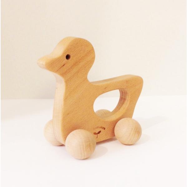 　愛媛県伊予市の工房による日本製の木のおもちゃ。お子さんが舐めても大丈夫なように自然塗料で塗装されています。　インテリアとしても可愛らしいにぎり車。出産祝いへのプレゼントとして人気です。　お子さんの安全を考えて車輪を丸く、そして鈴は裏面に穴...