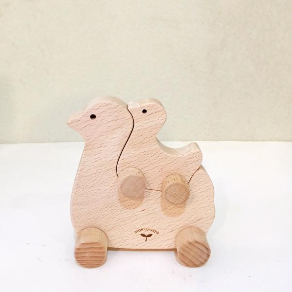 　愛媛県伊予市の工房による日本製の木のおもちゃ。お子さんが舐めても大丈夫なように自然塗料で塗装されています。　インテリアとしても可愛らしい動物の車。出産祝いへのプレゼントとして人気です。　親のあひるが子供を背中に乗せている親子車。なんだかほ...