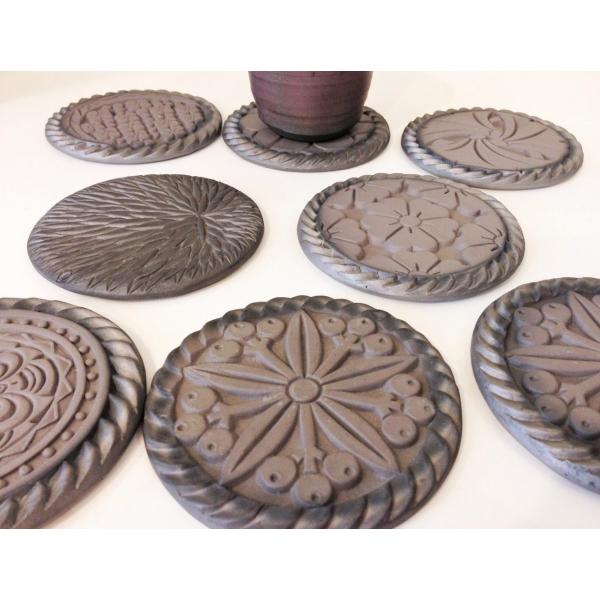 淡路島の瓦工房がプロデュースする瓦のコースター。　瓦と同じように1000℃以上で焼き上げられたコースターは丈夫で落としても簡単には割れにくく、一品一品手仕事で仕上げられた模様はどれもモダンで美しいです。　瓦のコースターの良いところは、水を適...