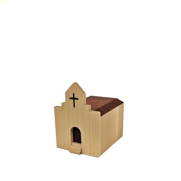 　以前に作られたハウスコレクションの教会。パズルとしてはとてもシンプルで簡単に開けられますが、簡単に開けられるので通常の箱のようにお使いいただけます。　教会という形から、特別な時に使っていただくのにも良いでしょう。その後は記念にインテリアと...