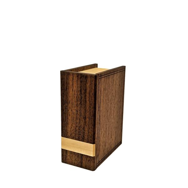 　この作品は1983年に亀井明夫氏によって創作された「本型からくり箱」を大幅に改良をして作られた手品の箱です。　モノを入れて閉めて開けると中に入れたものを隠せる、または何も入っていなかった箱に引き出しを閉めて開けると物が入っているように見せ...