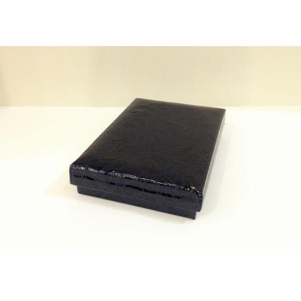 　うるし紙は漆の代用品として使われるカシューを型押しされた凹凸のある紙に塗ったもの。うるしの様な品のある光沢が特徴です。　ほぼ手作業で加工される紙は一つ一つ微妙に色が異なり、印刷された紙には無い手作り感が魅力的ですね。　塗ってあるので水ぶき...