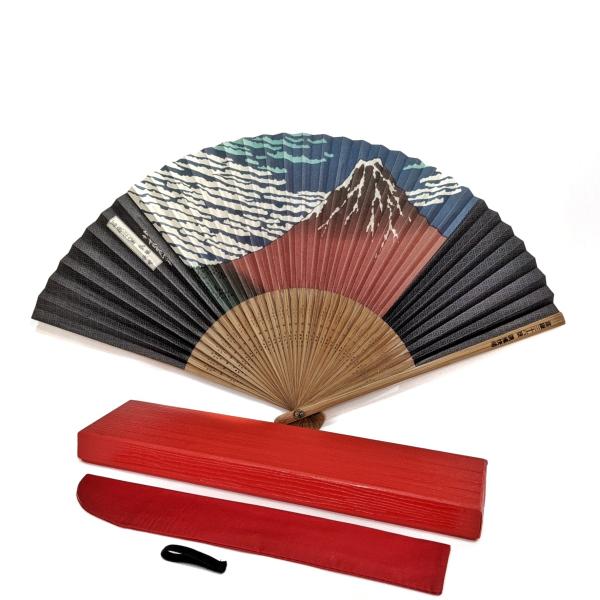 　凱風快晴は葛飾北斎の名所浮世絵揃物『富嶽三十六景』全46図中の1図で赤富士とも呼ばれています。　とても有名な浮世絵ですね。　贅沢にもうるし紙の化粧箱入りで専用の布製扇子入れも付いてきますので、ギフトにも最適。　　　軽いので海外のお土産にも...
