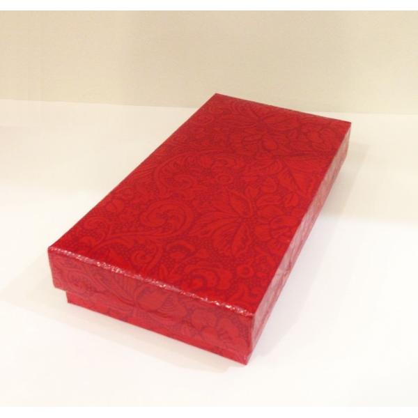 うるし紙は漆の代用品として使われるカシューを型押しされた凹凸のある紙に塗ったもの。うるしの様な品のある光沢が特徴です。　ほぼ手作業で加工される紙は一つ一つ微妙に色が異なり、印刷された紙には無い手作り感が魅力的ですね。　塗ってあるので水ぶきも...