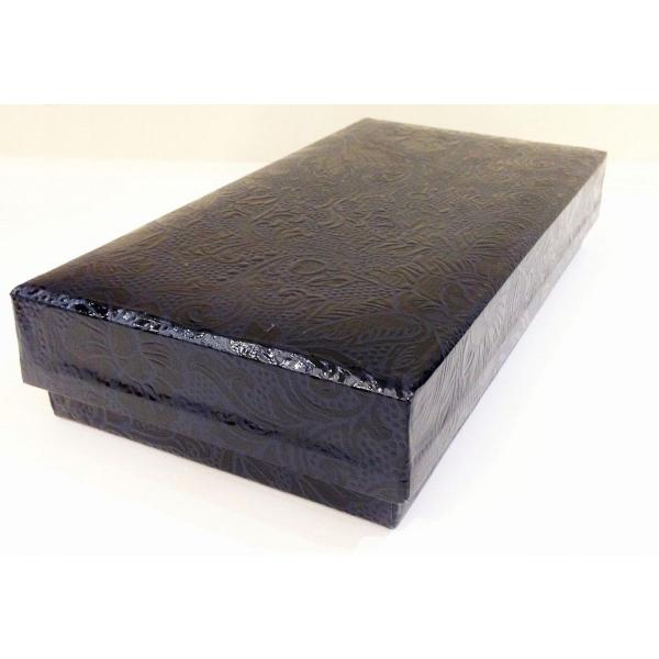 うるし紙は漆の代用品として使われるカシューを型押しされた凹凸のある紙に塗ったもの。うるしの様な品のある光沢が特徴です。　ほぼ手作業で加工される紙は一つ一つ微妙に色が異なり、印刷された紙には無い手作り感が魅力的ですね。　塗ってあるので水ぶきも...