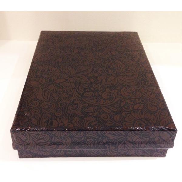 　うるし紙は漆の代用品として使われるカシューを型押しされた凹凸のある紙に塗ったもの。うるしの様な品のある光沢が特徴です。　ほぼ手作業で加工される紙は一つ一つ微妙に色が異なり、印刷された紙には無い手作り感が魅力的ですね。　塗ってあるので水ぶき...