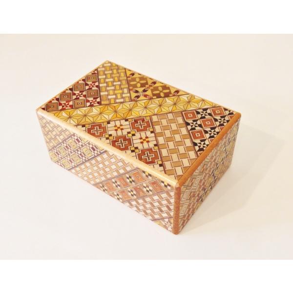 伝統的な箱根の寄木細工で覆われた秘密箱。近年では外国人の観光客にとても人気です。5寸サイズは長辺が15cmの大き目な箱。アクセサリーを入れたり、プレゼントを中に忍ばせたり箱としてご利用いただけるサイズですね。21回動かすと開けられる箱です。...