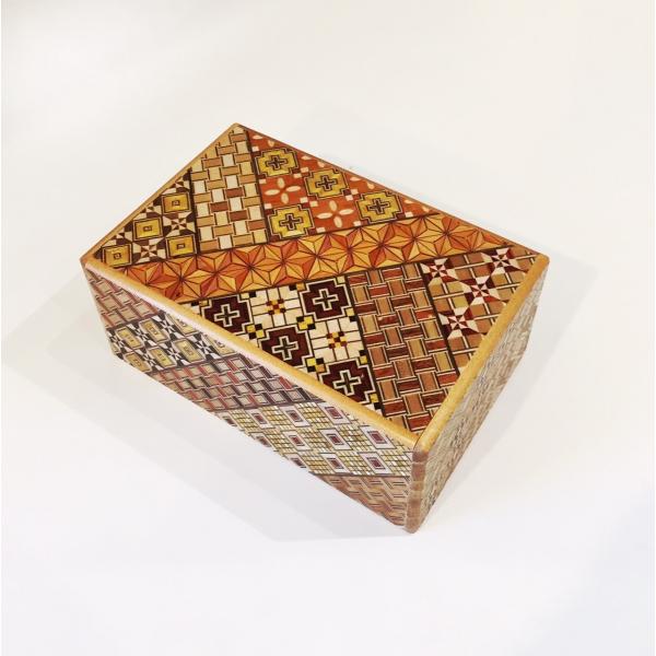 伝統的な箱根の寄木細工で覆われた秘密箱。近年では外国人の観光客にとても人気です。5寸サイズは長辺が15cmの大き目な箱。アクセサリーを入れたり、プレゼントを中に忍ばせたり箱としてご利用いただけるサイズですね。10回動かすと開けられる箱です。...