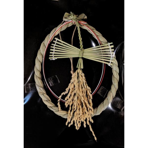 　佐賀県唐津市でその年に収穫された藁と稲を使って一つ一つ丁寧に手作りされています。　藁で丁寧に鶴の形を再現し、羽根で縁起の良い末広がりを表現しています。　通常のしめ縄に小さな鶴をあしらったシンプルなデザイン。素敵ですね。　しめ飾りには新しい...