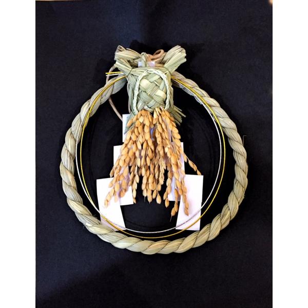 　佐賀県唐津市でその年に収穫された藁と稲を使って一つ一つ丁寧に手作りされています。　古来より亀は長寿のシンボルで、亀が長生きをすると甲羅に藻が生えると言われています。しめ飾りの亀にはその藻を稲で表現をして付けられています。　白米は日本晴をし...