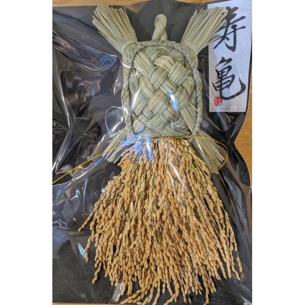 　佐賀県唐津市でその年に収穫された藁と稲を使って丁寧に手作りされています。　古来より亀は長寿のシンボルで長寿の亀の甲羅に藻が生えると言われ、しめ飾りの亀にはその藻を稲で表現をしています。　通常サイズより一回り大きいサイズの特大サイズの亀は存...