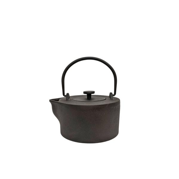 　ハッリ コスキネンさん (Harri Koskinen)はFinlandの世界的に評価の高いデザイナーで、この度岩手県の企業と組んで商品開発に取り組まれました。その一つが三協金属さんとのコラボの南部鉄器の鉄瓶ケトル。そしてこちらはその鉄瓶...