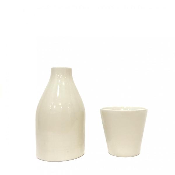 　Harri Koskinen 氏はフィンランドの世界的に評価の高いデザイナーで代表作にBlock Lampなどがありますが、この度岩手県の企業と組んで岩手の職人さんとのデザインコラボで商品開発を行いました。　ボトルとカップ一つずつのセット...