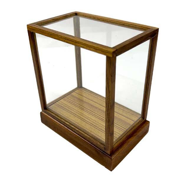 《素材》◇木　ガラス《サイズ》◇約W140 　D80　H165mm　　　　　土台の大きさ　W120xD70mm　　　　　　《カラー》◇木製部　塗装　茶色　　ガラス　透明蓋の部分が深く、中の木の土台の上に125mm以下の背の高い商品を飾れるケ...