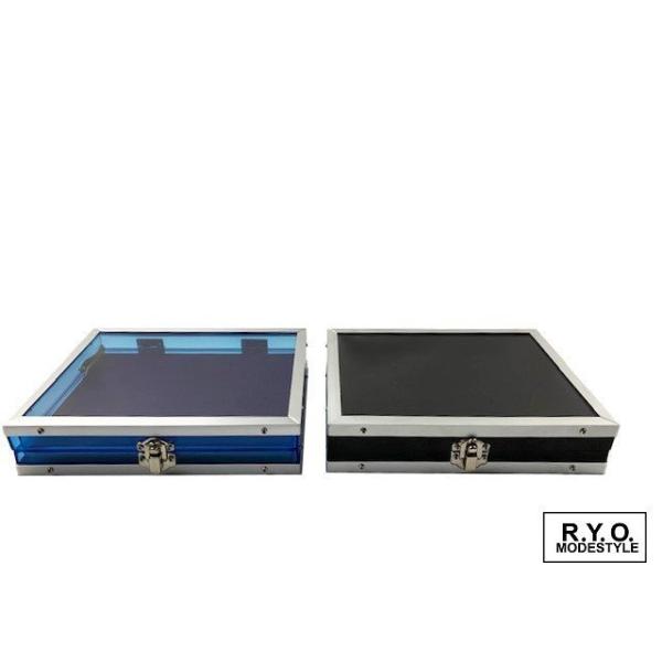 《素材》◇枠　プラスチック　ガラス　アルミ　中　レーヨンパイル100％　スポンジ(ポリウレタン)《サイズ》◇外寸　サイズ　W 203mm D 160mm H 47mm　《カラー》◇黒×黒　台紙(黒)　青×青 台紙(青)リング用ガラスケースで...